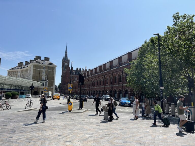 【夏の散歩におすすめ】Granary Square(グラナリー・スクウェア)の見どころを紹介【Kings Cross/St Pancras駅 ...
